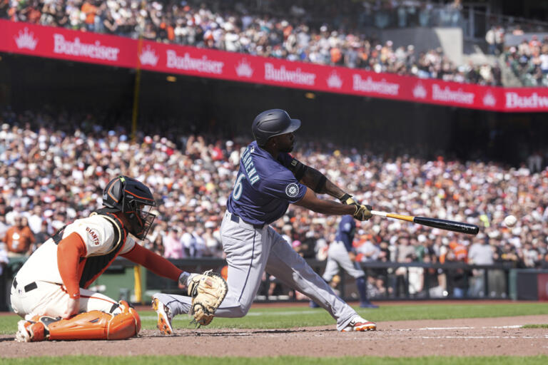 Mariners’ Robles carted off field with shoulder injury after making ...